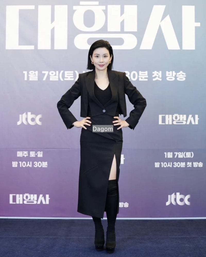 대행사 제작발표회 이보영 크롭자켓 옷 패션 까르띠에 귀걸이 반지 멋져 네이버 블로그