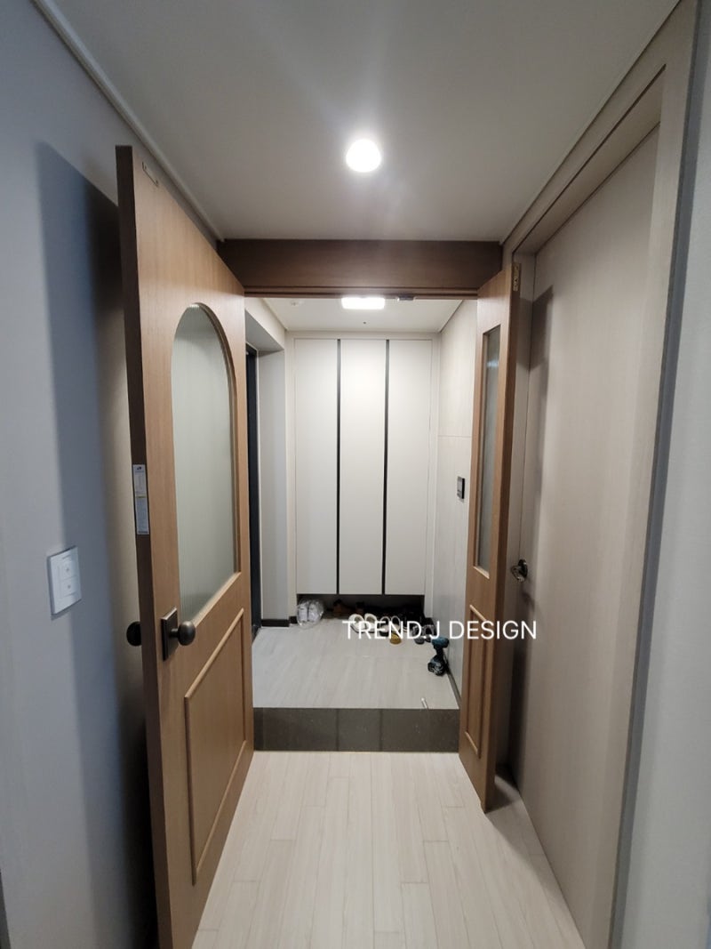 따뜻한 우드톤 인테리어 현관중문으로 추천 영림109 릴리 아치여닫이중문 시공 네이버 블로그