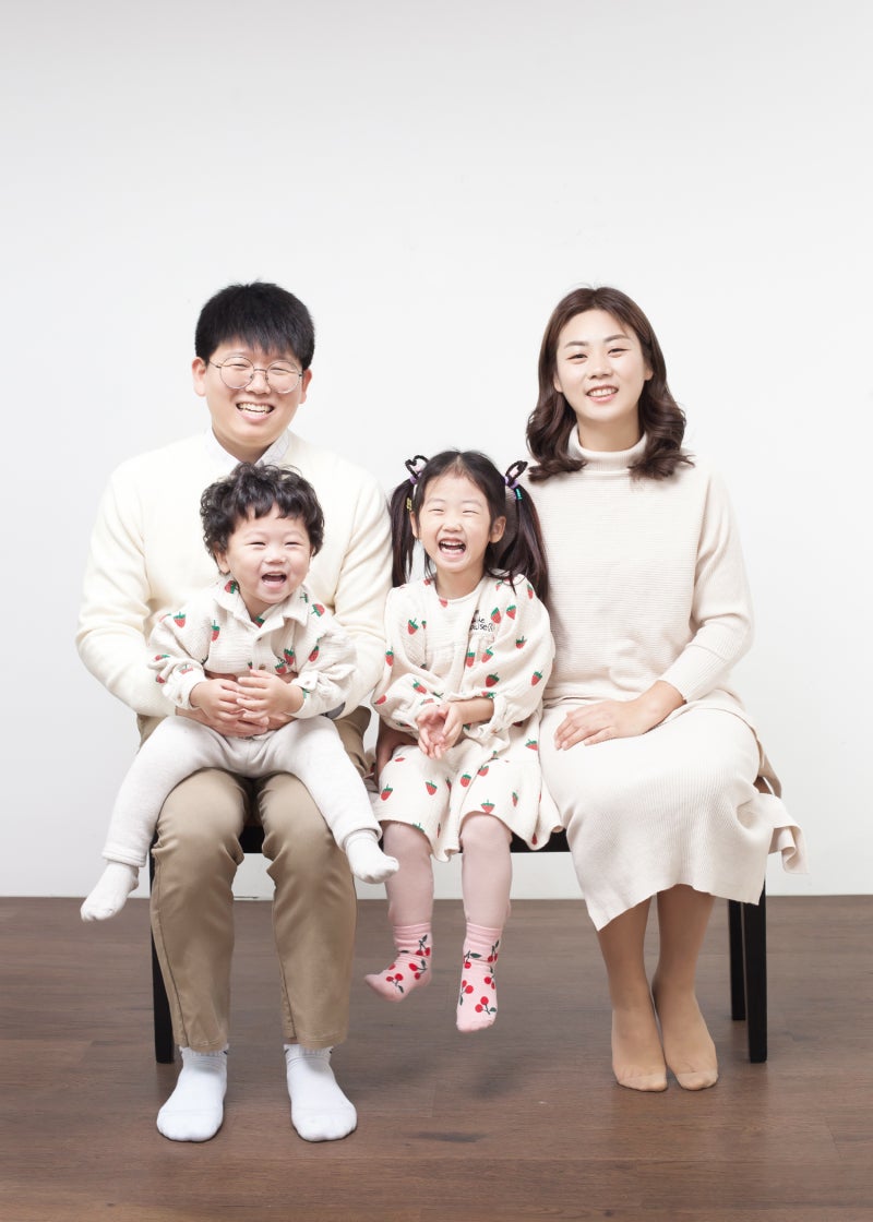 부천상동중동 따듯한느낌의 인물중심가족사진 원본형단품촬영하는 사진관스튜디오추천 네이버 블로그