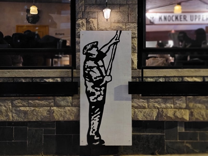 [신용산 술집] 노커어퍼(Knocker Upper), 이렇게 힙한 분위기의 이렇게 편안한 스탠딩바 : 네이버 블로그