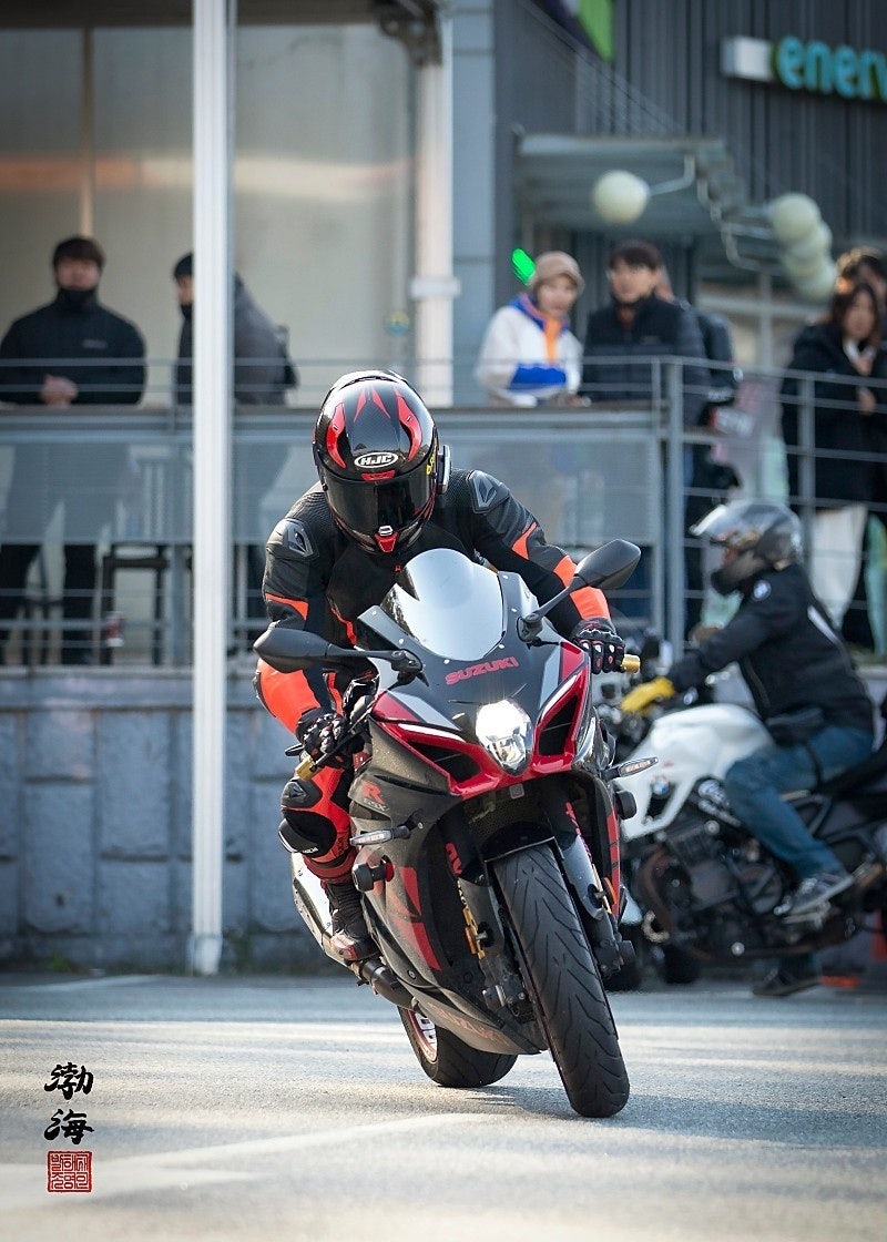 바이크슈트 = RS타이치 원피스 슈트 후기. NXL307 GP-WRX R307 레이싱슈트. 블랙&네온레드 : 네이버 블로그