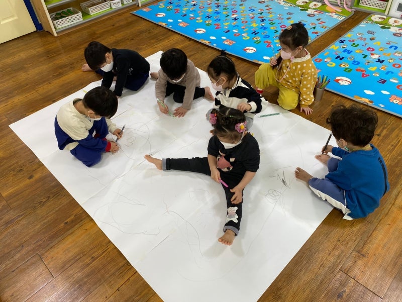 인천해뜨는어린이집 4살만2세 마당놀이터 술래잡기 무궁화꽃이 피었습니다 달리기시합 숨바꼭질 등 친구의 몸을 따라