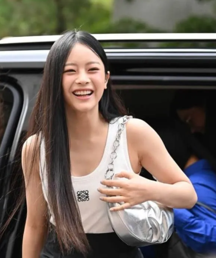 뉴진스 앞머리 없는 여자 긴머리 헤어스타일 슬릭컷 긴머리 매직 브릿지 숱치기레이어드컷 네이버 블로그