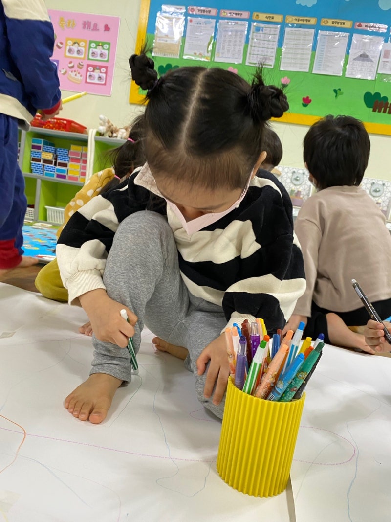 인천해뜨는어린이집 4살만2세 마당놀이터 술래잡기 무궁화꽃이 피었습니다 달리기시합 숨바꼭질 등 친구의 몸을 따라