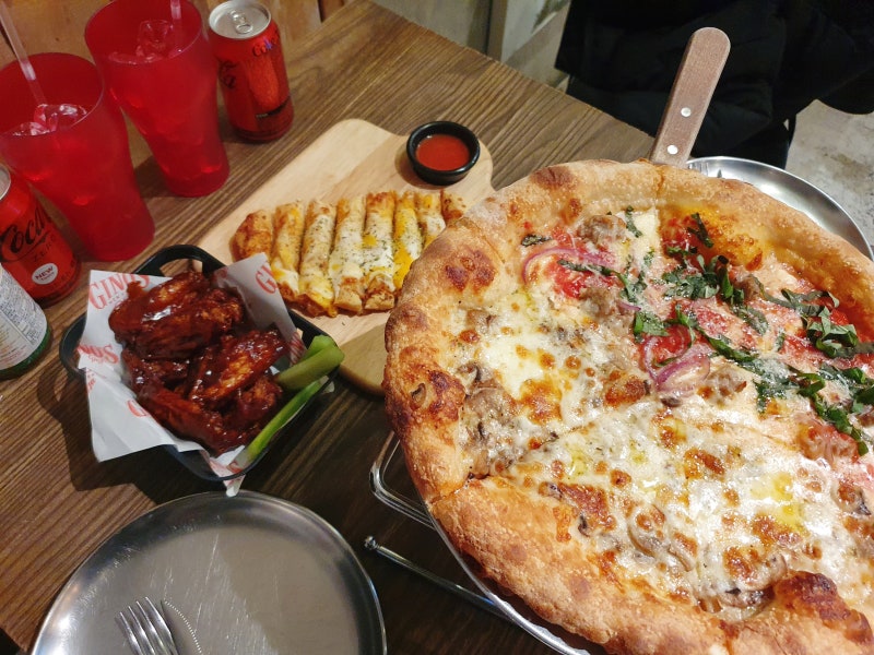 서울 맛집 압구정 피자는 Ginos Ny Pizza 반반피자 And 허니 비비큐 윙 And 치즈 갈릭 브레드스틱 냠냠
