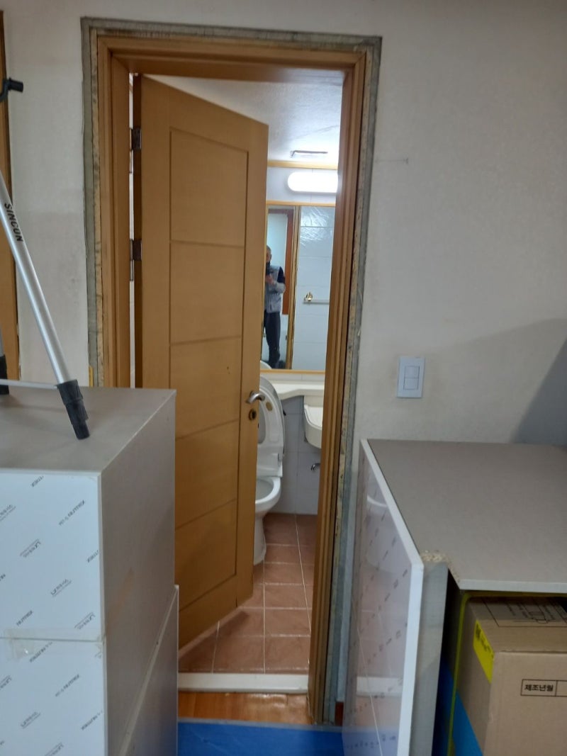 성동구 응봉동 대림 아파트에서 급하게 문틀과 문짝을 철거 후 설치를 하는 현장입니다 네이버 블로그