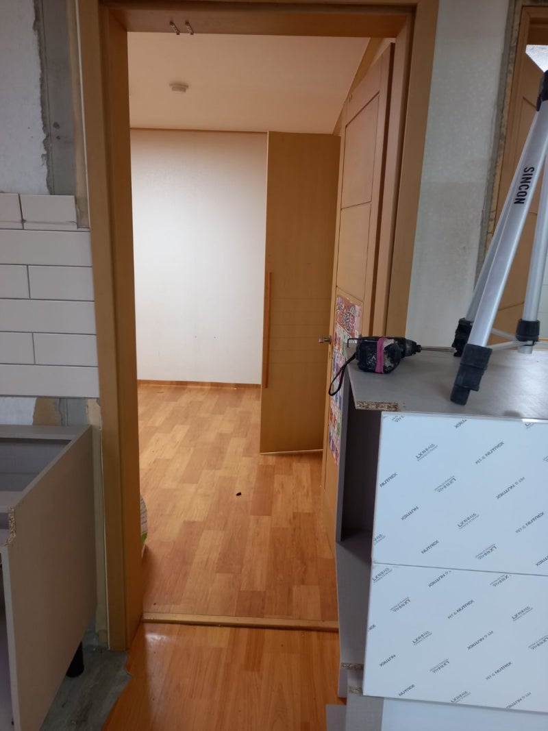 성동구 응봉동 대림 아파트에서 급하게 문틀과 문짝을 철거 후 설치를 하는 현장입니다 네이버 블로그
