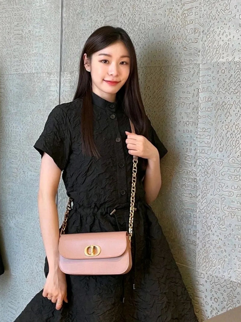 단아하면서 고급진 새댁 김연아 블랙원피스 디올 가방 신상 클래식하지 네이버 블로그