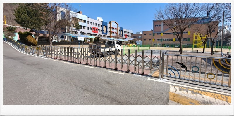 학교 교문 출입구의 공간이 좁거나 협소한 장소에 아주 적합한`~엘보형 스텐 자바라 대문 12m 양문 형 제작 시공 사례