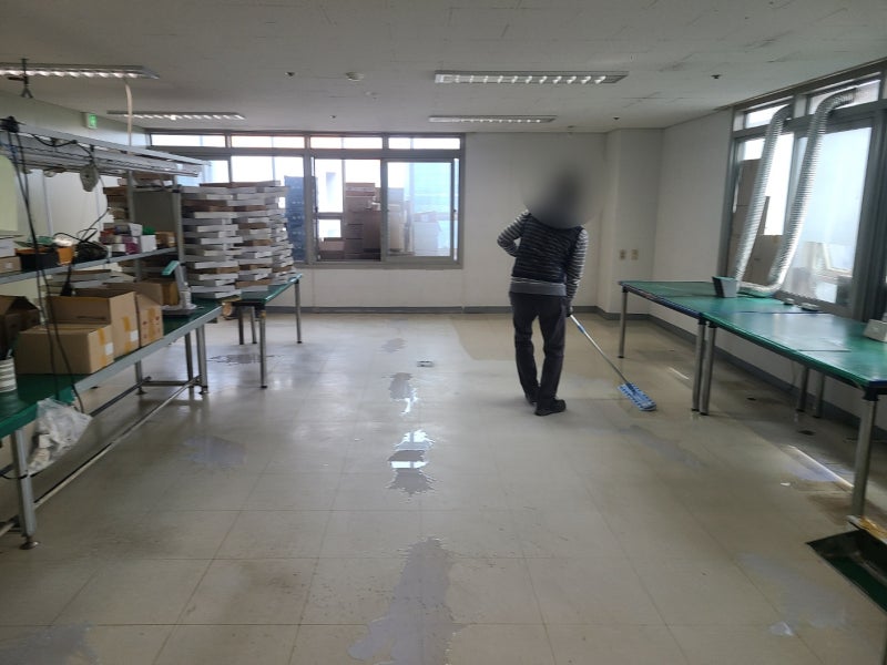 부천 공장 바닥 코팅 내동 쌍용테크노3차 200평 깨끗하게 세척 및 청소 후 반짝반짝 광도 내고 왁스코팅으로 청소 효율도 높이고