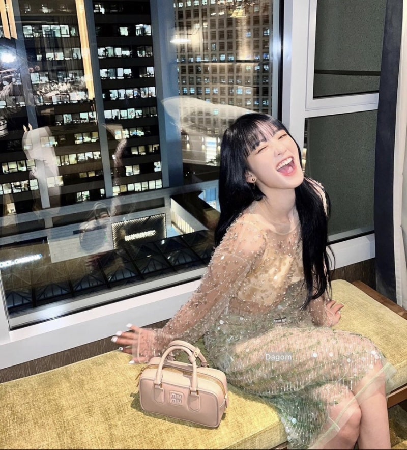 같은옷 다른느낌 민니 신시아 미우미우 셔츠 스커트 유니크한 투피스 패션 토트백 가방 귀여워 네이버 블로그