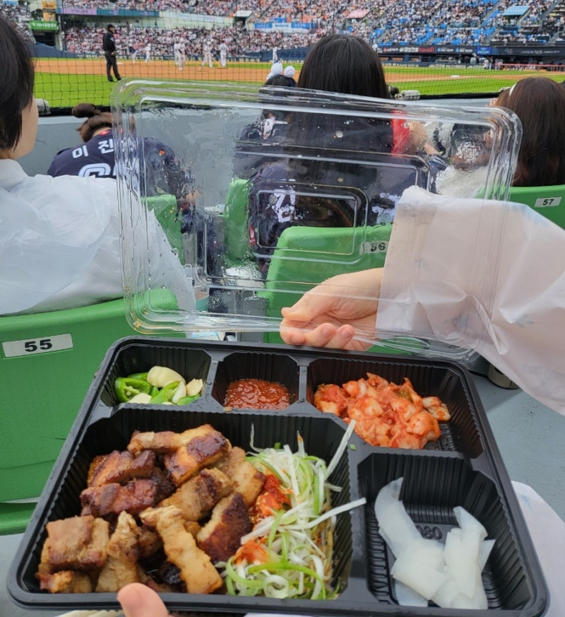 잠실야구장 3루 내야 먹거리 가격 통밥 대기시간 맘스터치 미스터피자 아이스크림와플 네이버 블로그
