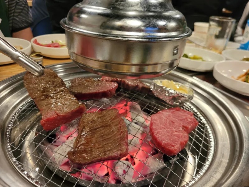 [마장동 한우]무려 육사시미와 한우차돌박이가 서비스인 끝내주는 한우까지 마장동 축산물시장 한우집 추천, 우하라(구, 생화축산 ...