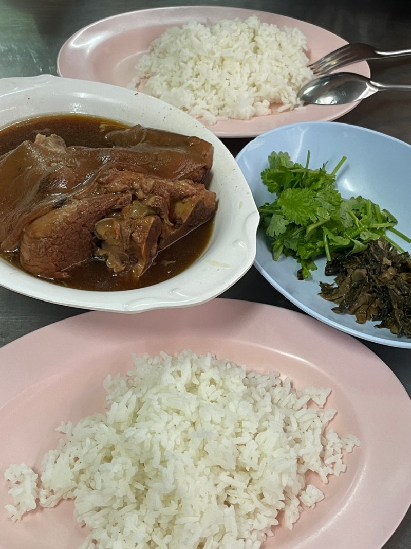 짜런쌩 실롬 방콕 스트리트 푸드 파이터 백종원 로컬 족발덮밥 맛집 아침메뉴로 추천 네이버 블로그