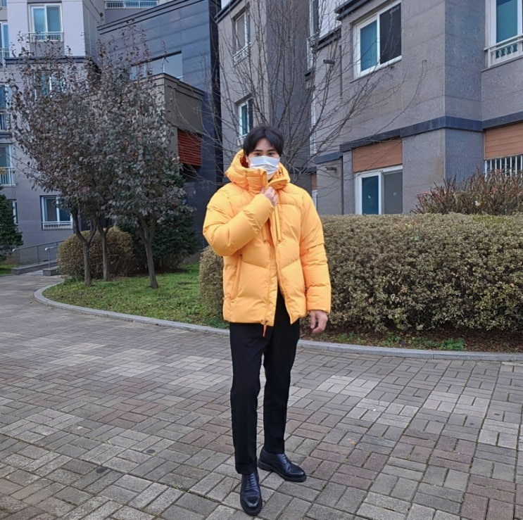 K2 경량 패딩 K2 남자 숏패딩 카키색 니트 검정 슬랙스 출근룩 코디