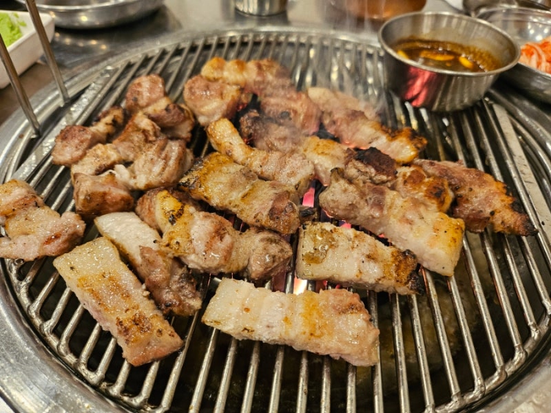 초원식당 연탄불에 구워먹는 생근고기 인계동삼겹살 맛집 네이버 블로그
