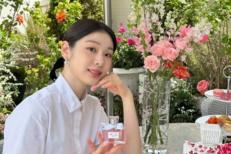 곰신 김연아 여름패션 코디 디올 화이트블라우스 반팔셔츠 플리츠스커트 가격은 네이버 블로그