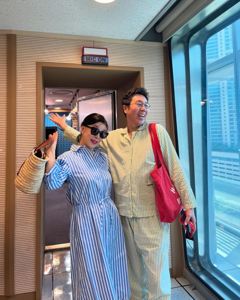 청량미 넘치는 최화정 패션 스트라이프 타미힐피거 셔츠 원피스 셀린느 라피아백 가방 가격은 네이버 블로그