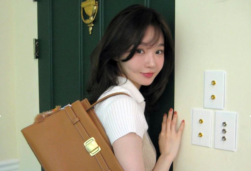 볼 때마다 예뻐지는 강민경 사복 패션 속 쿠론 파사드 노아 토트백 가방 가격은 네이버 블로그