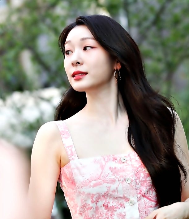 우아함 폭발한 김연아 휴양지 원피스 코디 신상 디올 가방 벨트 귀걸이보다 시선을 사로잡는 연느 네이버 블로그
