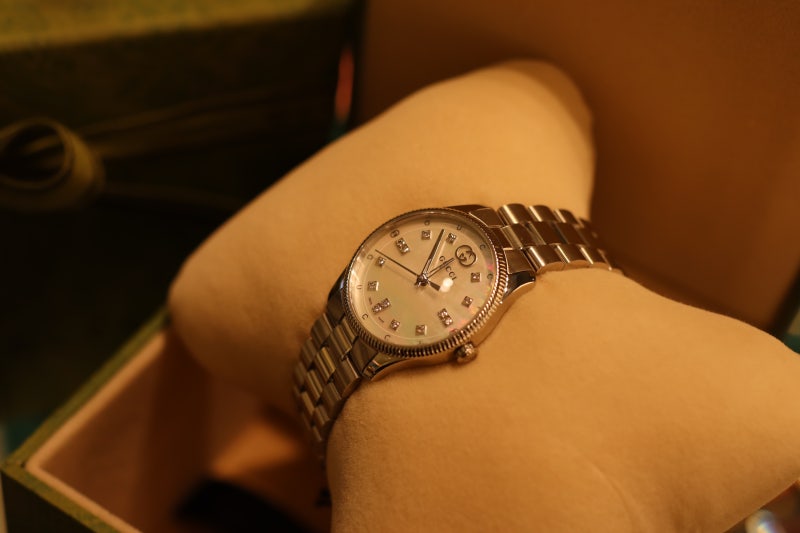 화이트 자개 다이얼 + 다이아몬드 인덱스 = 고급스러운 구찌 여성 시계 YA1265064 : 네이버 블로그