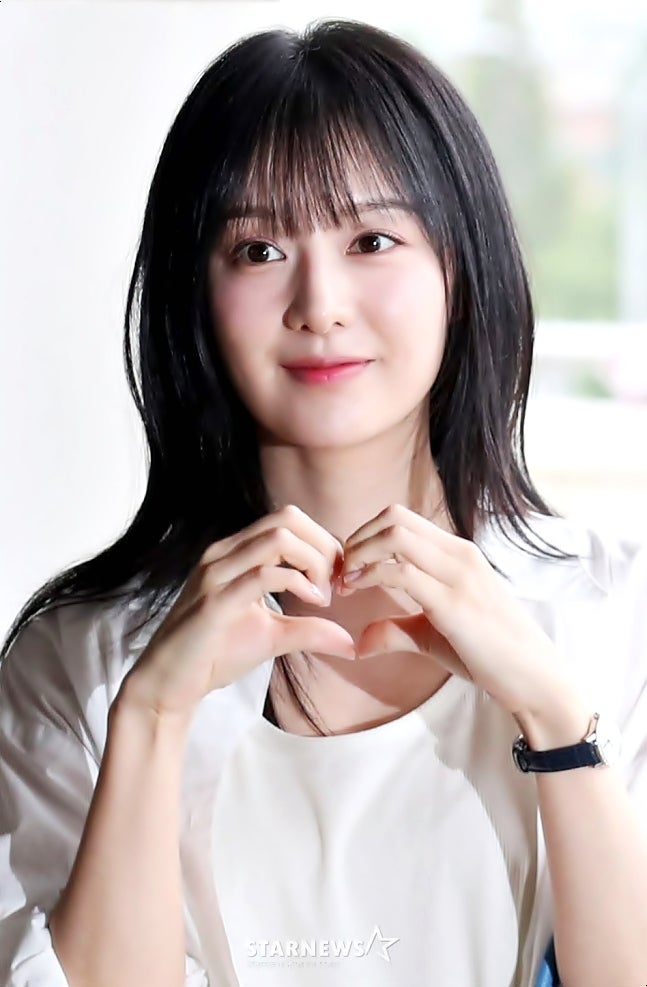 수수해서 더 예쁜 헤메코로 반응 터진 김지원 공항패션 프라다 가방 토트백 예거 시계 여자 흰셔츠 코디 네이버 블로그