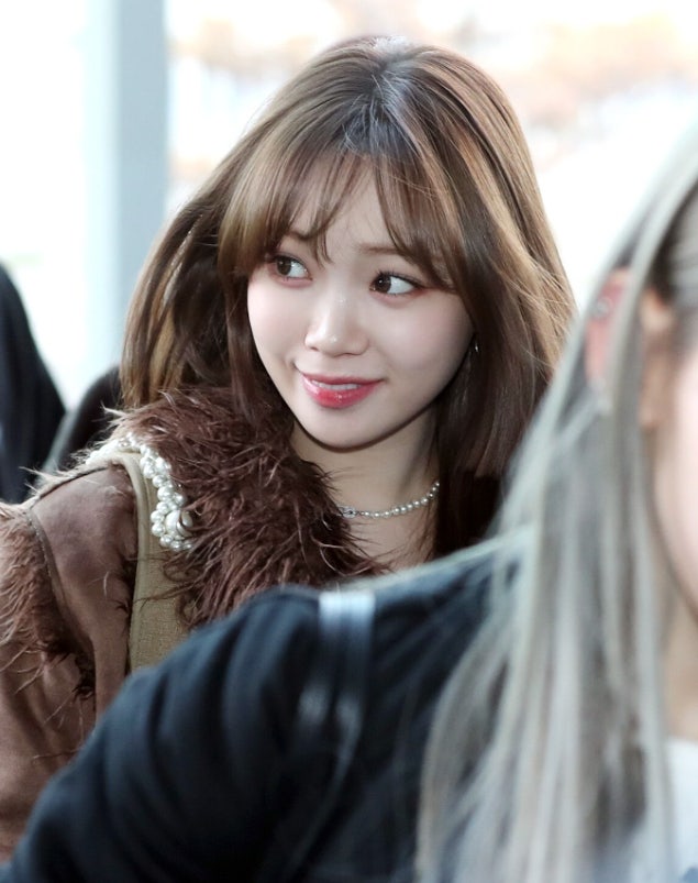 르세라핌 김채원 공항패션 6만 원대 여성 무스탕 부츠 정보 네이버 블로그