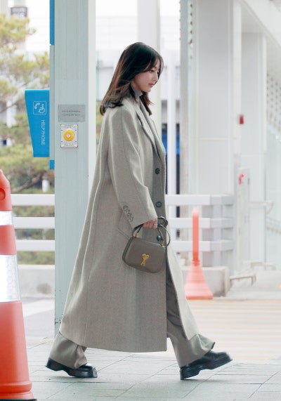 아미ami 24fw 파리 패션위크 위해 출국한 트와이스 지효 옷 코트 티셔츠 가방 등 연예인 공항패션과 여성 데일리백 코디