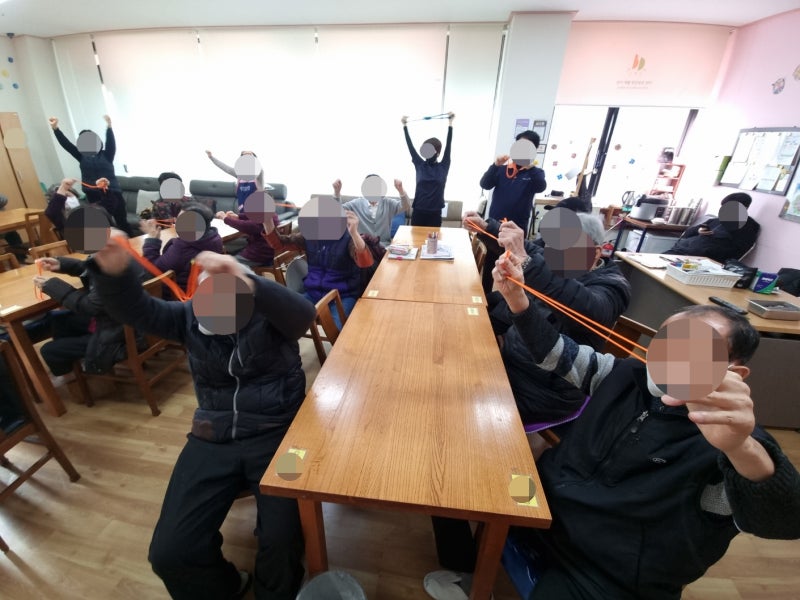 용인동백주간보호센터 반디재활주간보호센터 맞춤형 프로그램 인지수 모양 단추 네이버 블로그