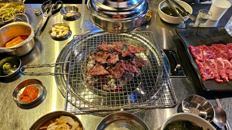 고깃집 쎈놈 1 등급의 한우 참숯구이를 저렴하게 맛볼 수 있는 곳👍 한우 참숯구이 마늘 소 갈비살 비빔라면