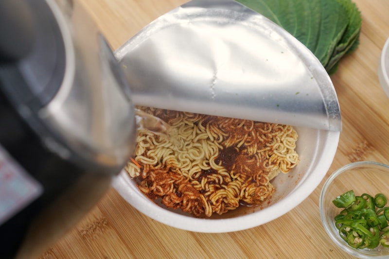 육개장 사발면 맛있게 먹는법 감자탕 맛이 나는 라면조합 들깨가루 깻잎이 킥 네이버 블로그