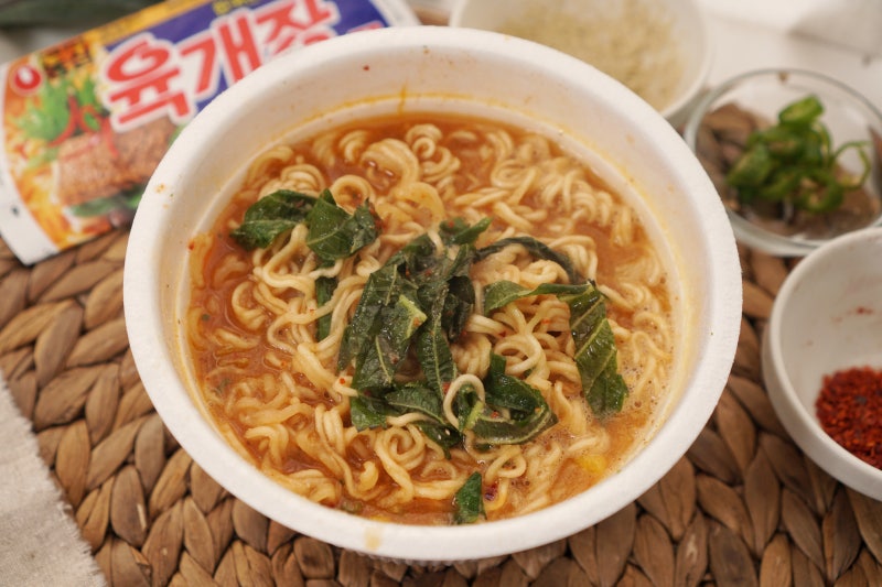육개장 사발면 맛있게 먹는법 감자탕 맛이 나는 라면조합 들깨가루 깻잎이 킥 네이버 블로그