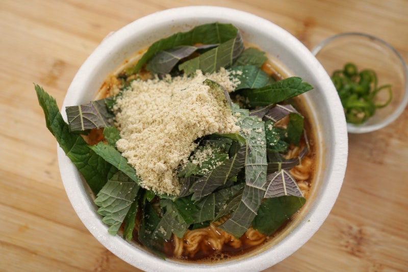 육개장 사발면 맛있게 먹는법 감자탕 맛이 나는 라면조합 들깨가루 깻잎이 킥 네이버 블로그