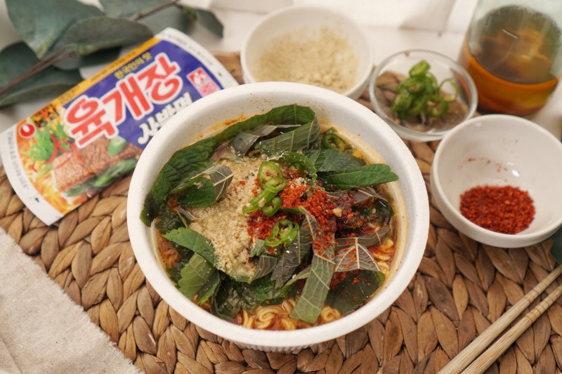 육개장 사발면 맛있게 먹는법 감자탕 맛이 나는 라면조합 들깨가루 깻잎이 킥 네이버 블로그