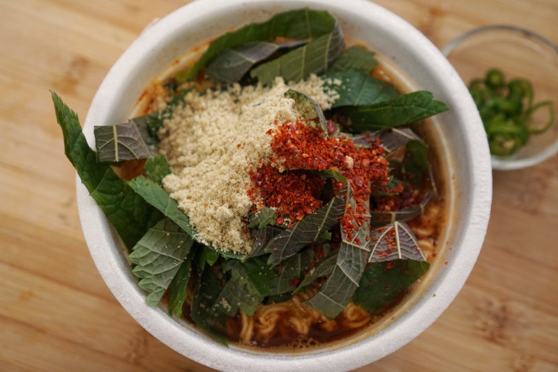 육개장 사발면 맛있게 먹는법 감자탕 맛이 나는 라면조합 들깨가루 깻잎이 킥 네이버 블로그