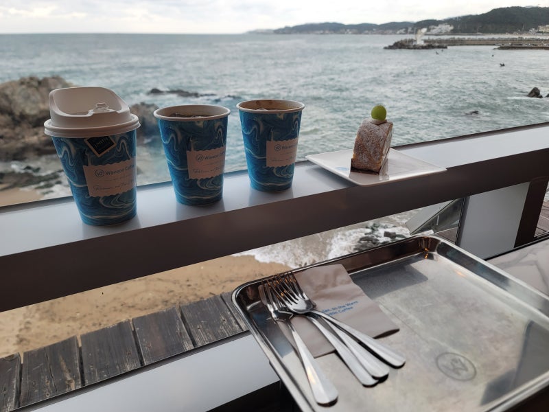 맛집월드 부산 토박이가 추천해준 기장 카페 웨이브온 커피 Waveon Coffee 바다 보기 좋은 카페 별채 Room이