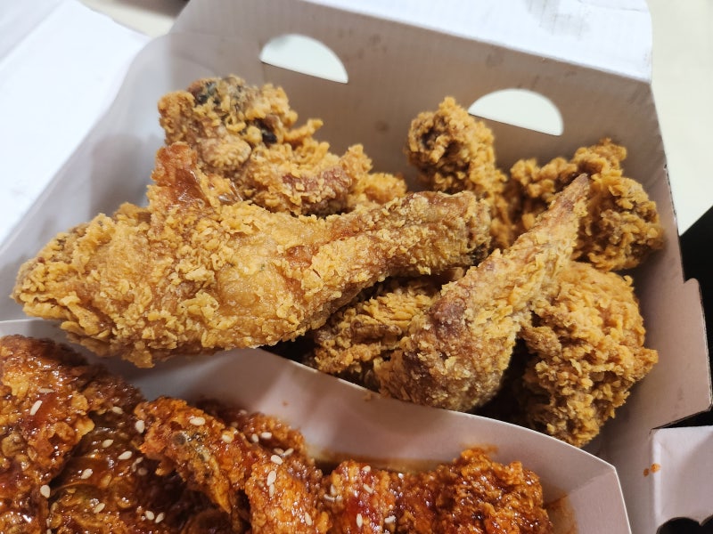 전주송천동치킨 맛집 갓튀긴후라이드 송천에코점 후라이드 반 양념 반 듬뿍고추마요 반 가성비갑 저렴하고 맛있는 치킨 추천