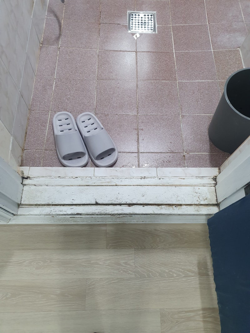 나무문틀이 썩은 화장실문과 베란다문짝을 Abs도어로 교체했어요feat오산 빌라 5층 감청색 욕실 문짝문틀 교체비용