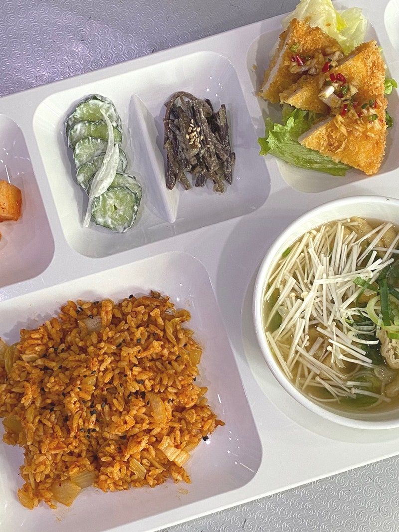 단체급식 참치김치볶음밥 유부팽이장국 치킨가스 유린기 고사리 볶음 깍두기 정재형 오이 샐러드 24213