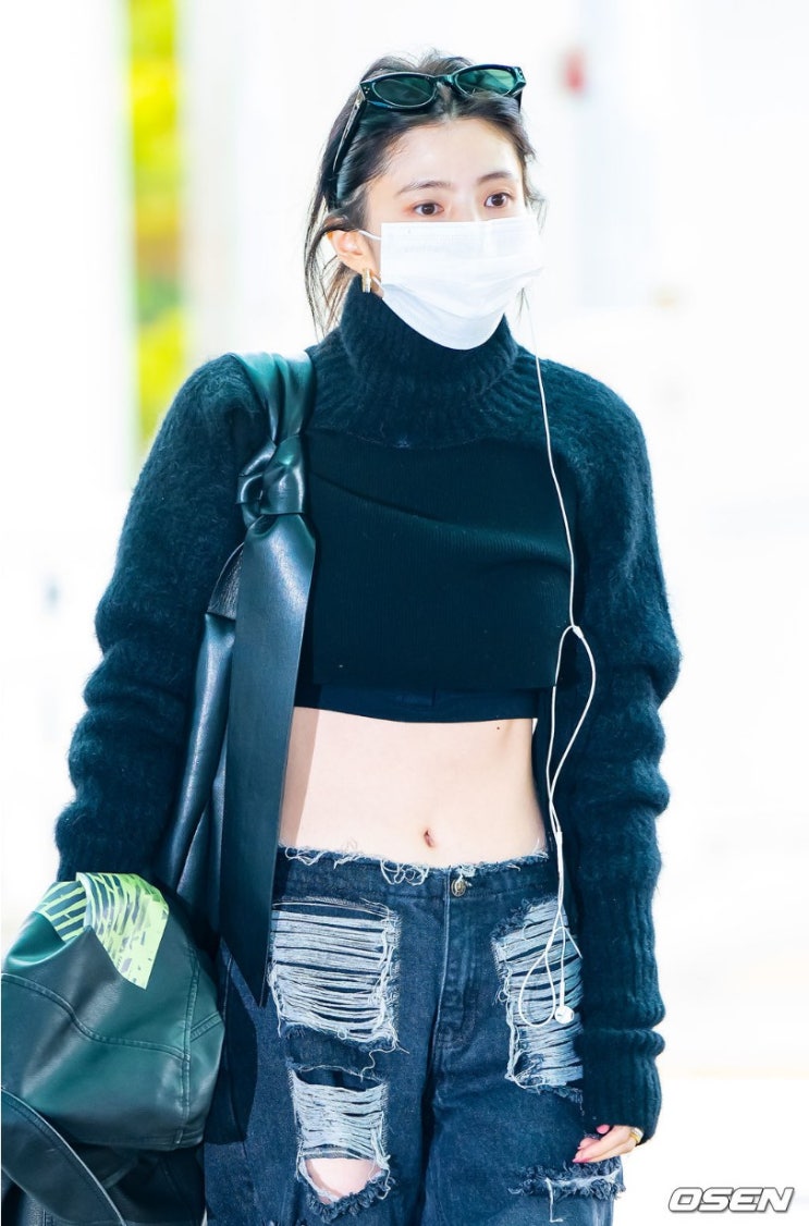 한소희 출국 공항패션 옷 니트 가죽점퍼 청바지 부츠 선글라스 반지 귀걸이 패션
