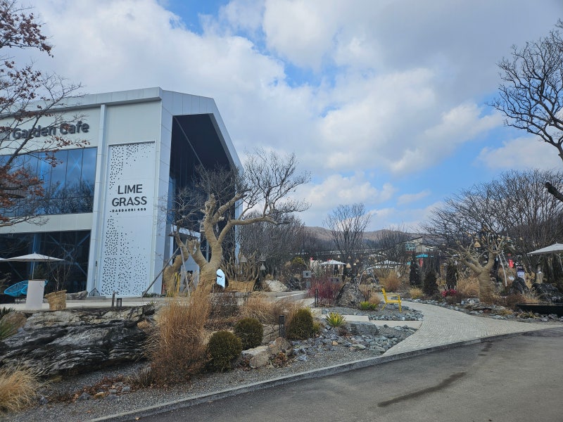 실내 대형 카페와 외부 텐트 불멍의 조화 용인 가든 카페 라임그라스 Lime Grass 네이버 블로그
