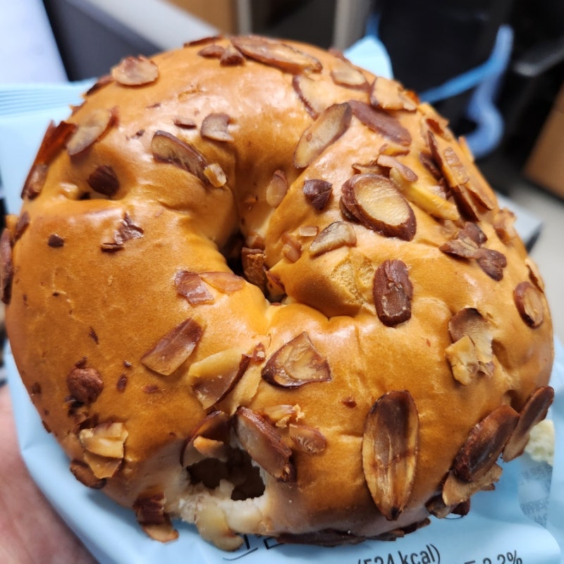 [신상리뷰] CU BAKEHOUSE 405 크림치즈 호두빵 신상 후기 : 네이버 블로그