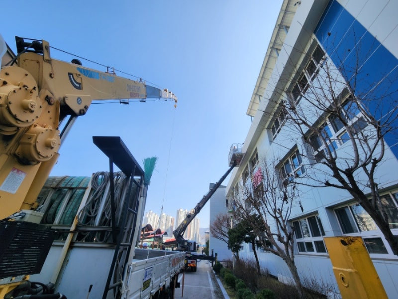 춘천 Led 간판 작업의 새로운 지평 춘천카고 크레인대룡크레인으로 높이 뛰어오르다 후평중학교 Led간판작업 네이버 블로그