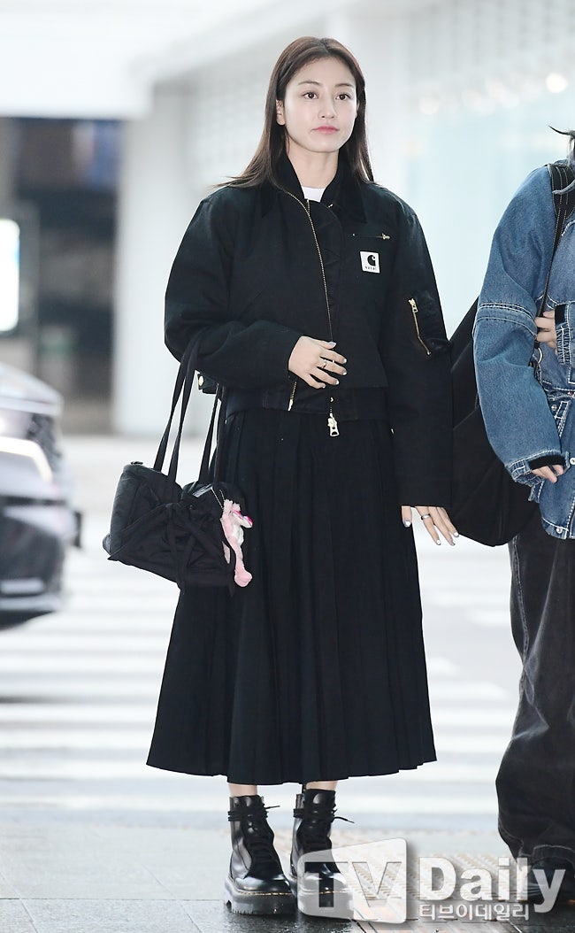 트와이스 지효 신발 공항 출국 사복 패션 코디 닥터마틴 제이든 8홀 여자 봄 부츠 네이버 블로그