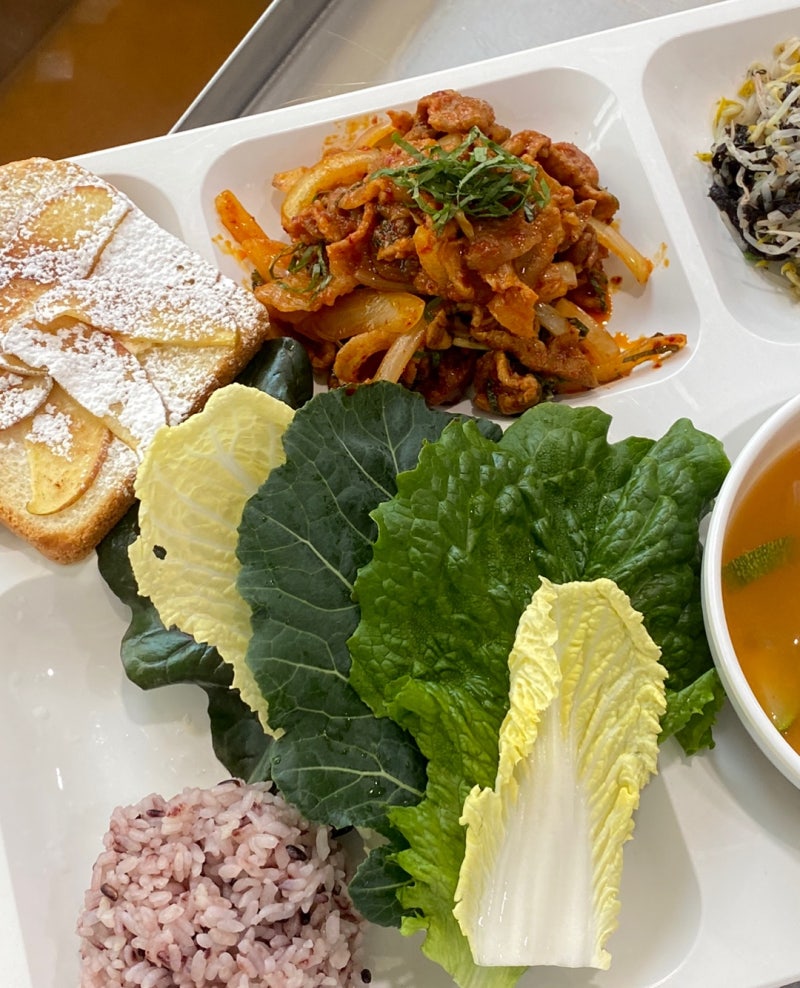 단체급식 흑미밥 시골된장찌개 고추장불고기 모둠 쌈쌈장 숙주김가루무침 총각김치 애플 토스트 24321