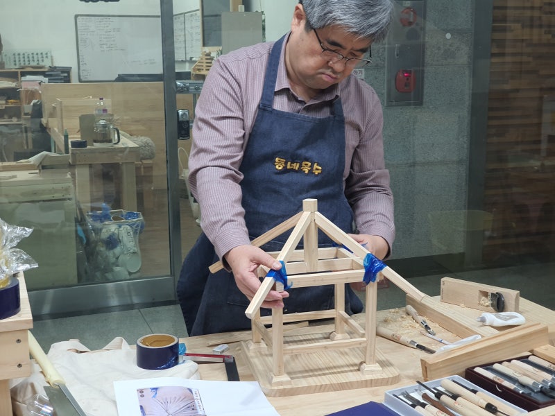 한옥 집짓는 방법배우기 위례에서 퇴근 후 한옥 모형 제작 수업을 받으러 오시는 성남목공방 손으로꼽작여목공학교 성남교육원 올리브
