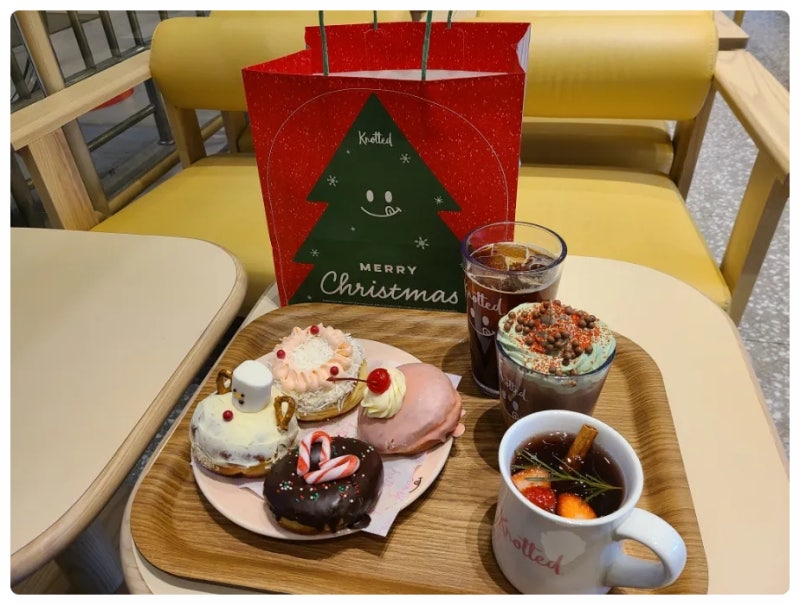 노티드 죽전 스타필드마켓점, 노티드 크리스마스 케이크- 스트로베리 스노우 - & 크리스마스 신상디저트 & 음료 맛보기 : 네이버 블로그