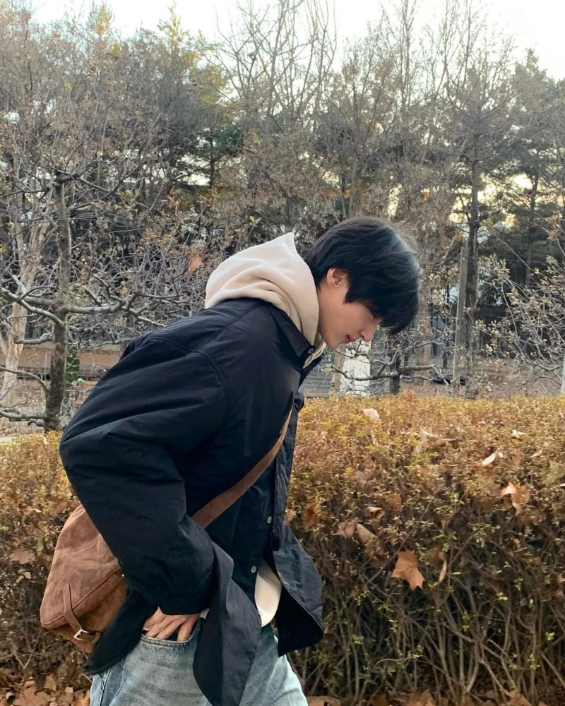 변우석 신발 인스타그램 사복 패션 속 스웨이드 슈즈 코디는 닥터마틴 로웰 남자 겨울 워크웨어룩 추천 네이버 블로그