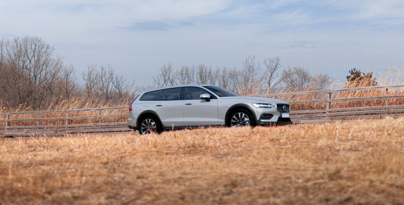 2025 볼보 V60 CC 크로스 컨트리 시승기, 야외 및 레저 활동 특화 MHEV 중형 왜건 : 네이버 블로그