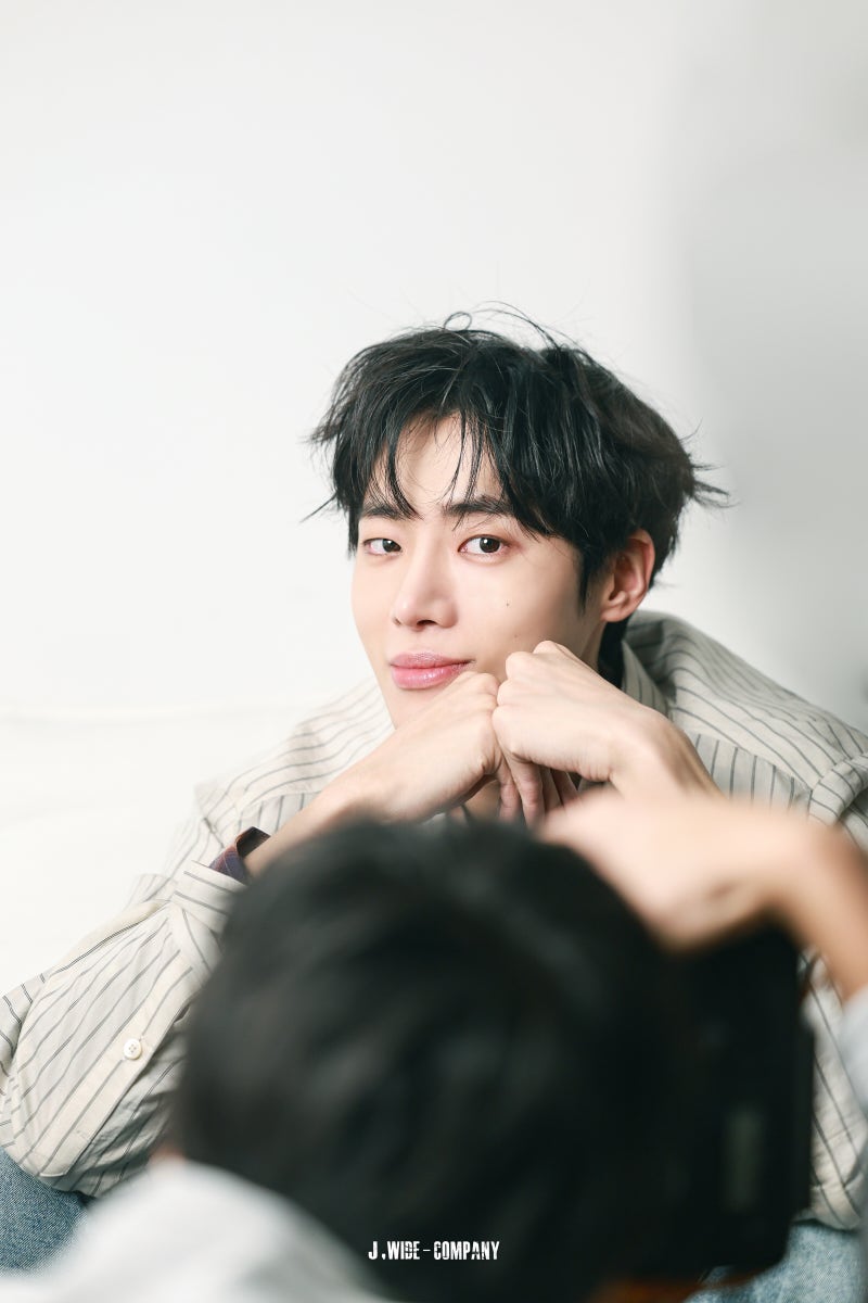 더쿠 - [추영우] ‘엘르(ELLE)’ 1월 호 화보 비하인드 (with 신시아)